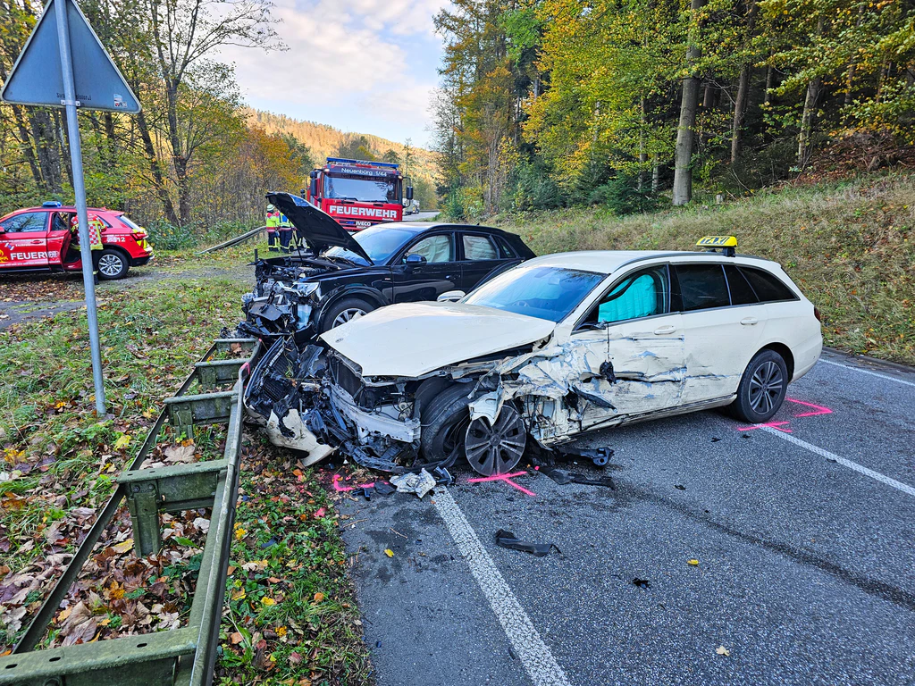 Schwerer Unfall auf der B294 fordert mehrere Verletzte bei Neuenbürg | die neue welle