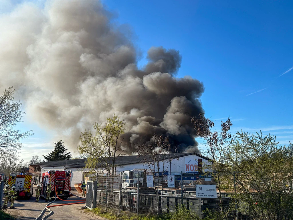 Lagerhalle bei Hockenheim brennt aus – 200 000 Euro Schaden | die neue welle