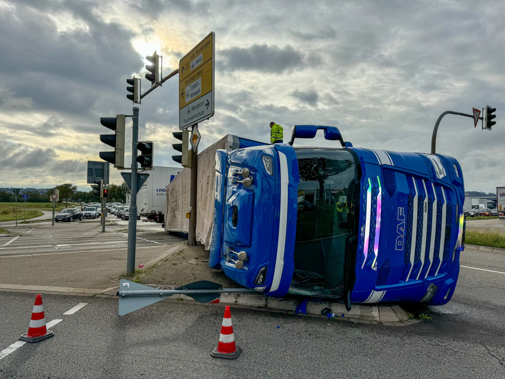 Lkw-Unfall in Bruchsal: 40-Tonner kippt um – Wie durch ein Wunder ...