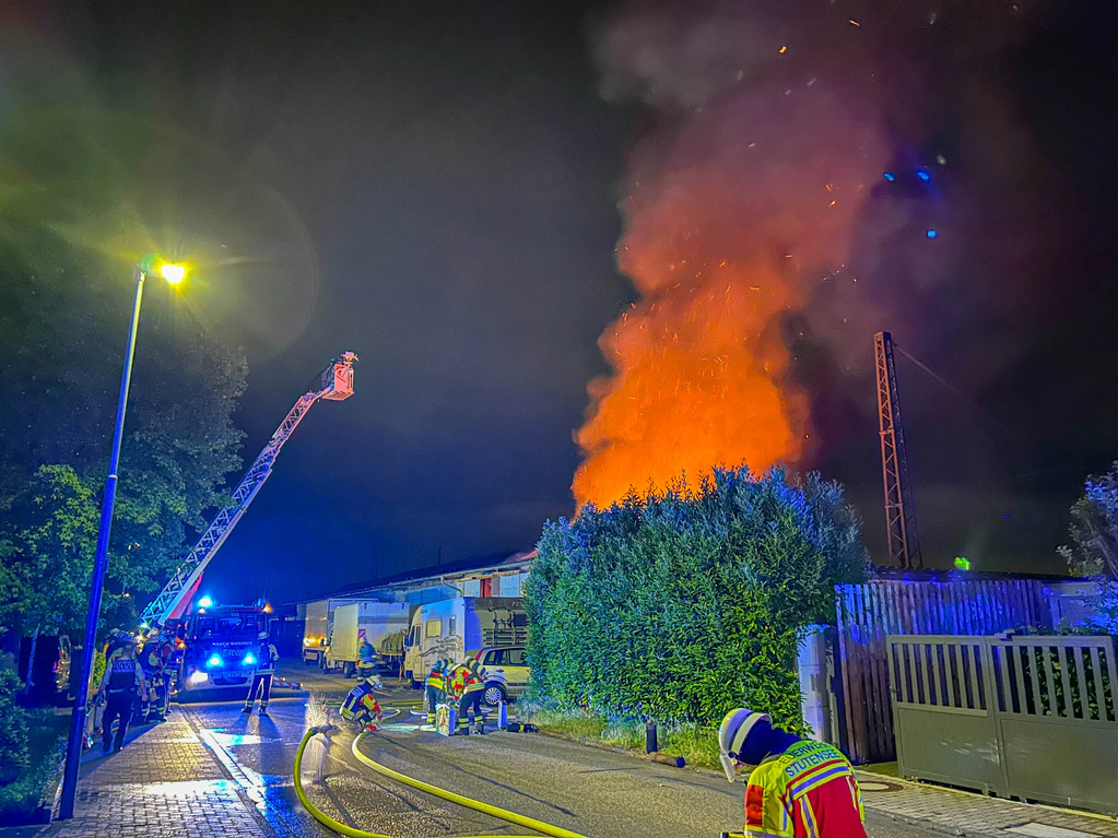 Großbrand in Möbel-Lagerhalle in Stutensee-Blankenloch – 150.000 Euro Schaden | die neue welle