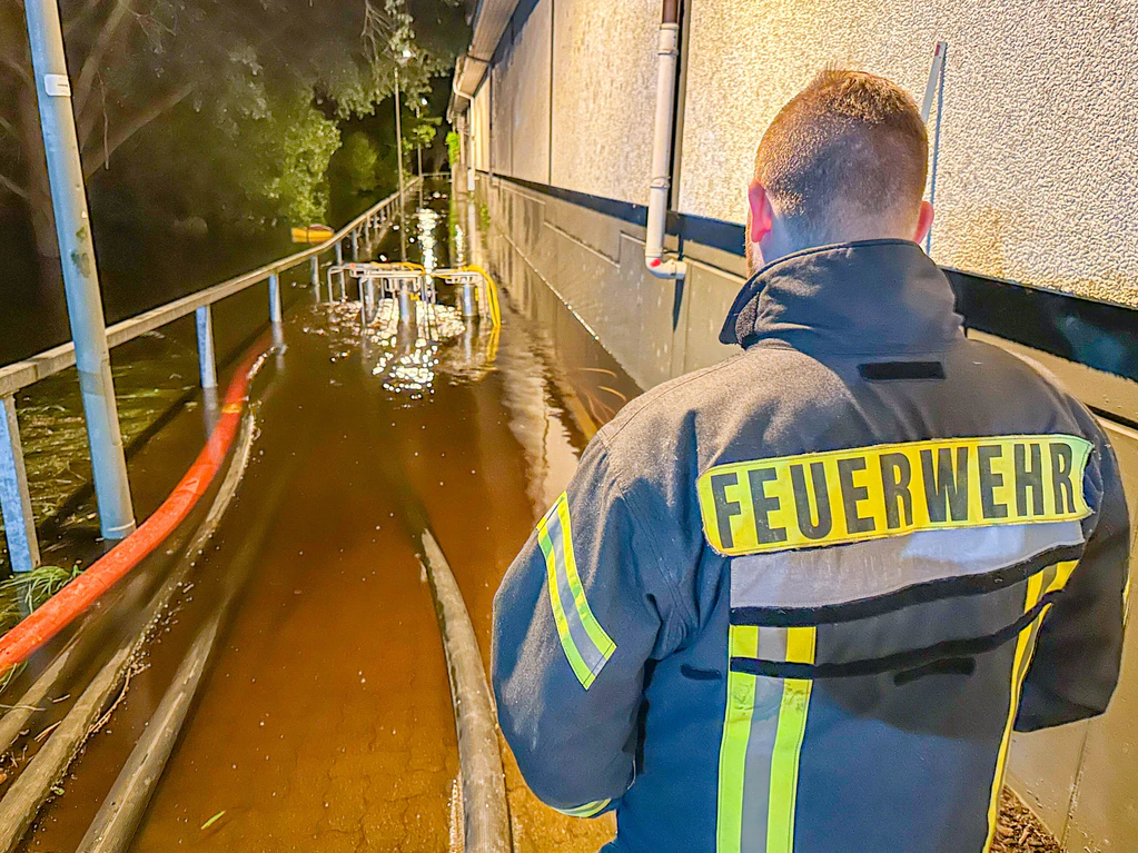 Evakuierung wegen brisanter Hochwasserlage in Wörth am Rhein | die neue ...
