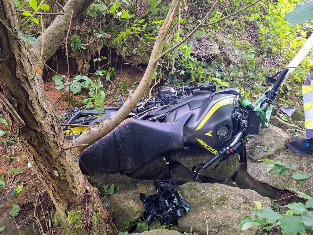 Tödlicher Unfall bei Bretten – Motorradfahrer stürzt in trockenes ...