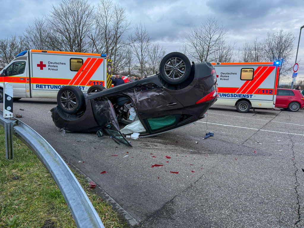 Unfall in Eggenstein-Leopoldshafen – Auto überschlägt sich | die neue welle