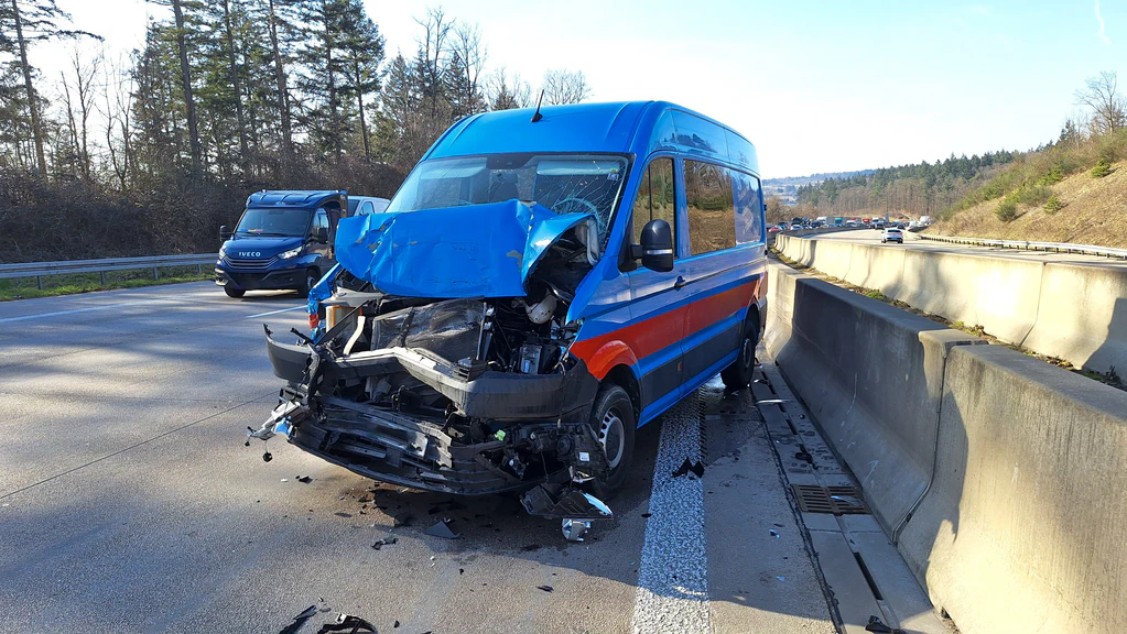 Unfall auf der A8 bei Pforzheim: Kleintransporter kollidiert mit Lkw – Zwei Verletzte | die neue ...