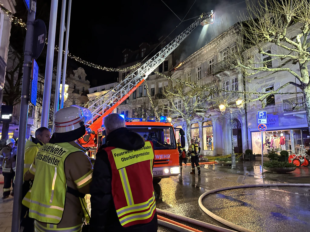 Großeinsatz der Feuerwehr in Baden-Baden: Dachstuhlbrand in der ...