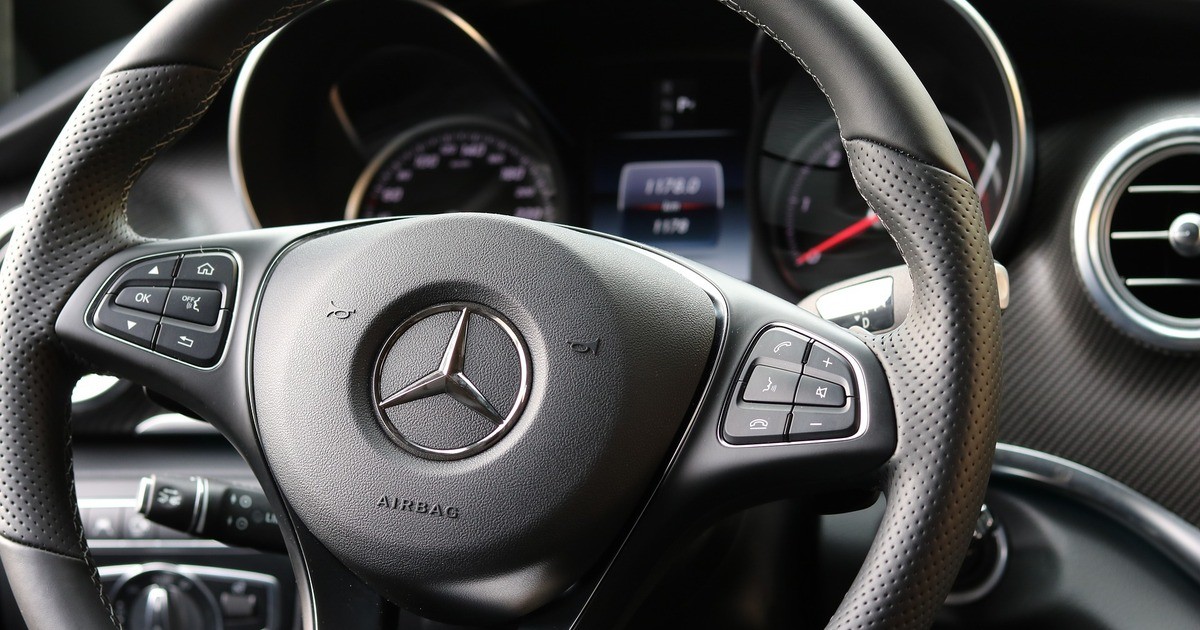 Mercedes-Benz ruft mehr als 100.000 Fahrzeuge zurück | die neue welle