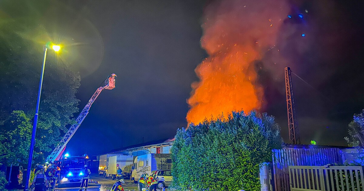 Großbrand in Möbel-Lagerhalle in Stutensee-Blankenloch – 150.000 Euro Schaden | die neue welle