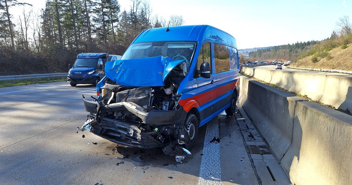 Unfall auf der A8 bei Pforzheim: Kleintransporter kollidiert mit Lkw – Zwei Verletzte | die neue ...